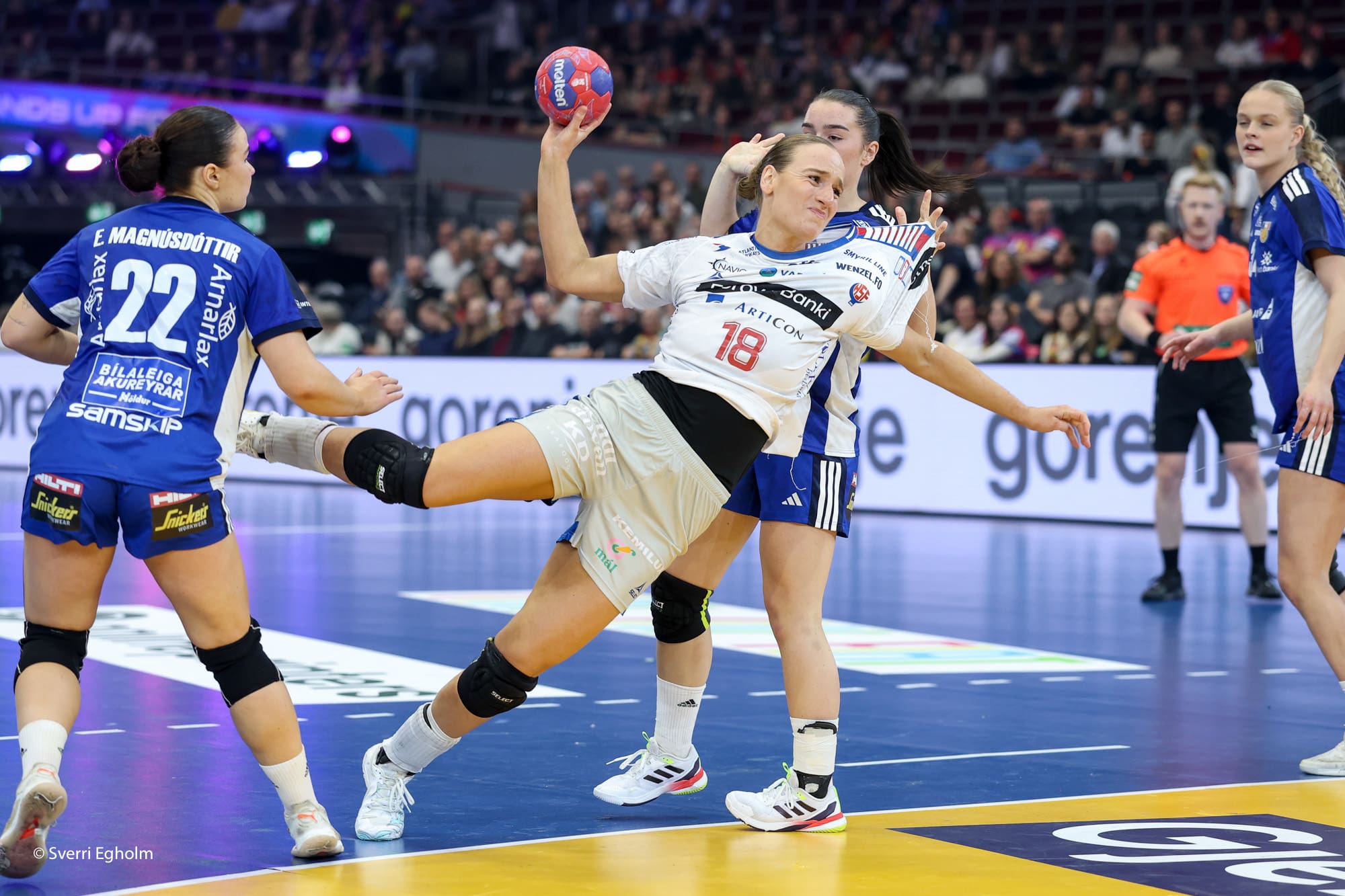 Pernille: Eg hopi at stór feløg síggja mínar liðfelagar - FM1